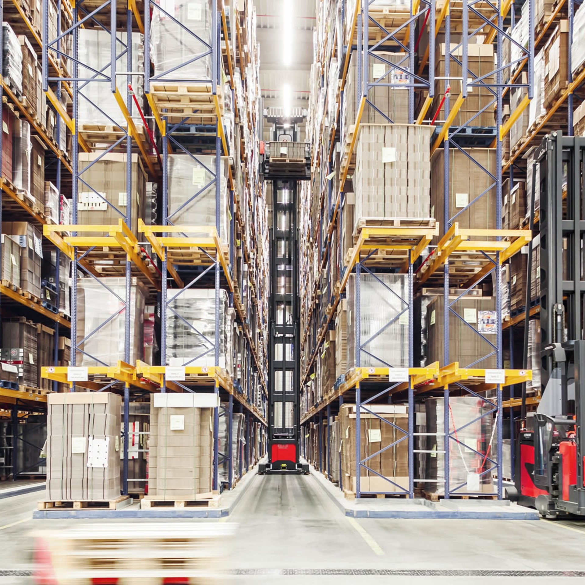 Carrelli elevatori trilaterali per corsie strette (VNA) | Linde MH Italia